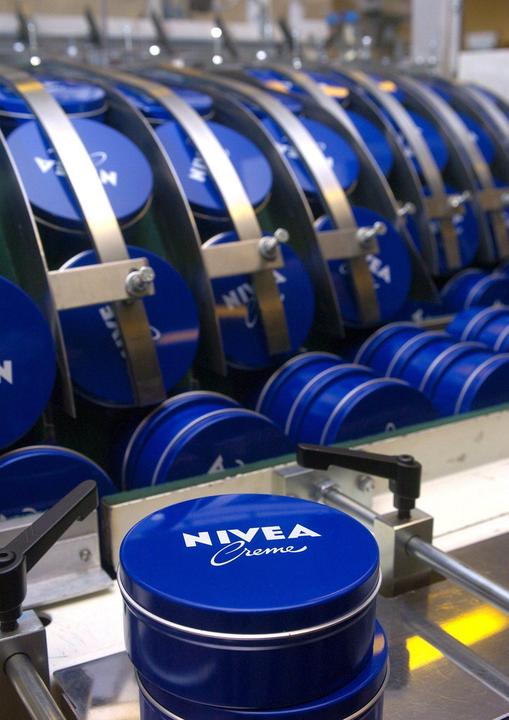 La Nivea de lata azul se vuelve tendencia 113 años después (y esta es ...