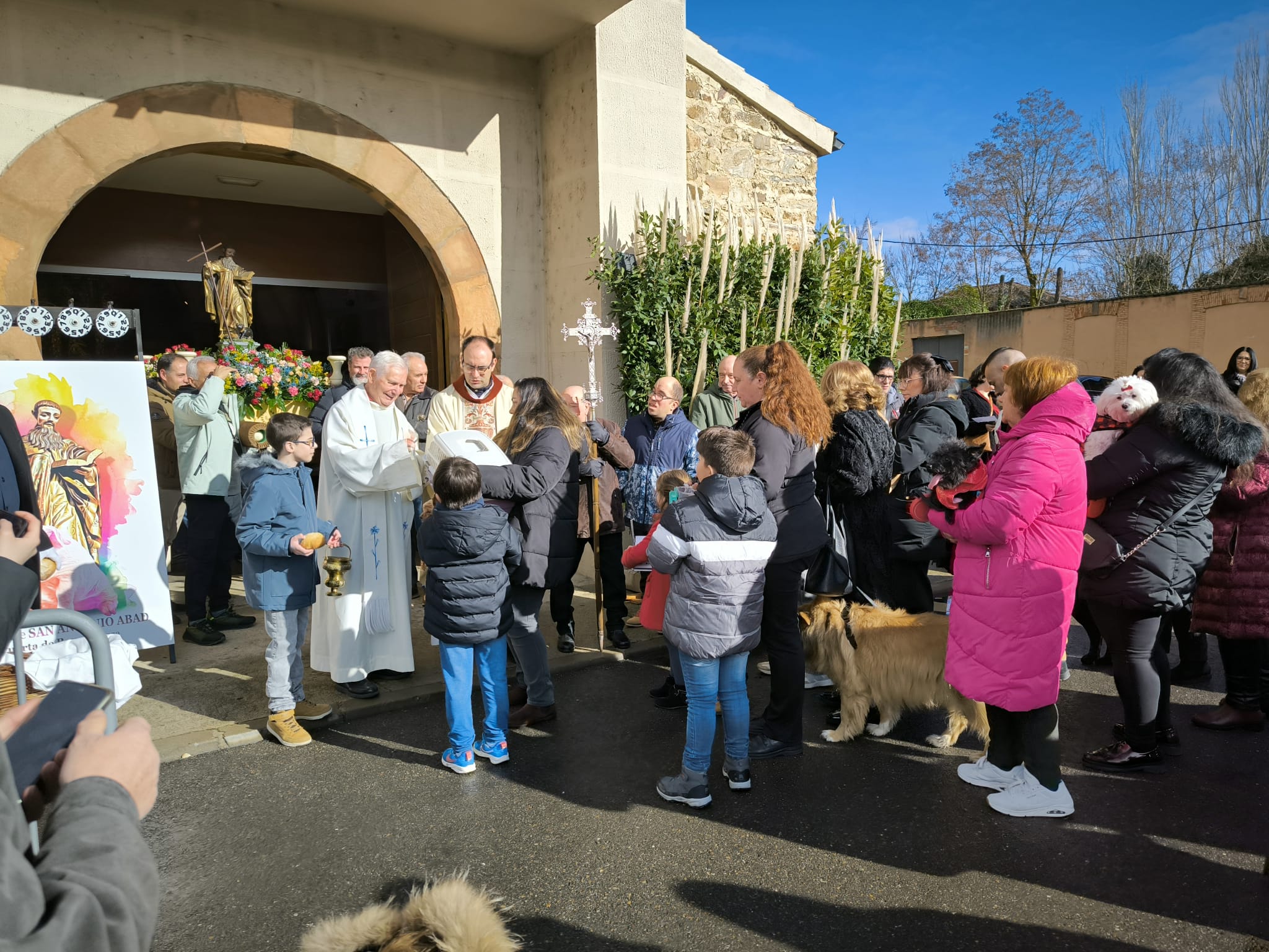 Mascotas, cotinos y fiesta para honrar a San Antón en Astorga